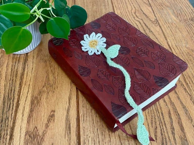 Crochet Daisy Bookmark Pattern - Crochet to Play